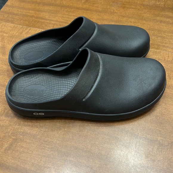 OOFOS | Shoes | Oofos Mens Womens Oocloog Luxe Black Slip On Clogs Size ...